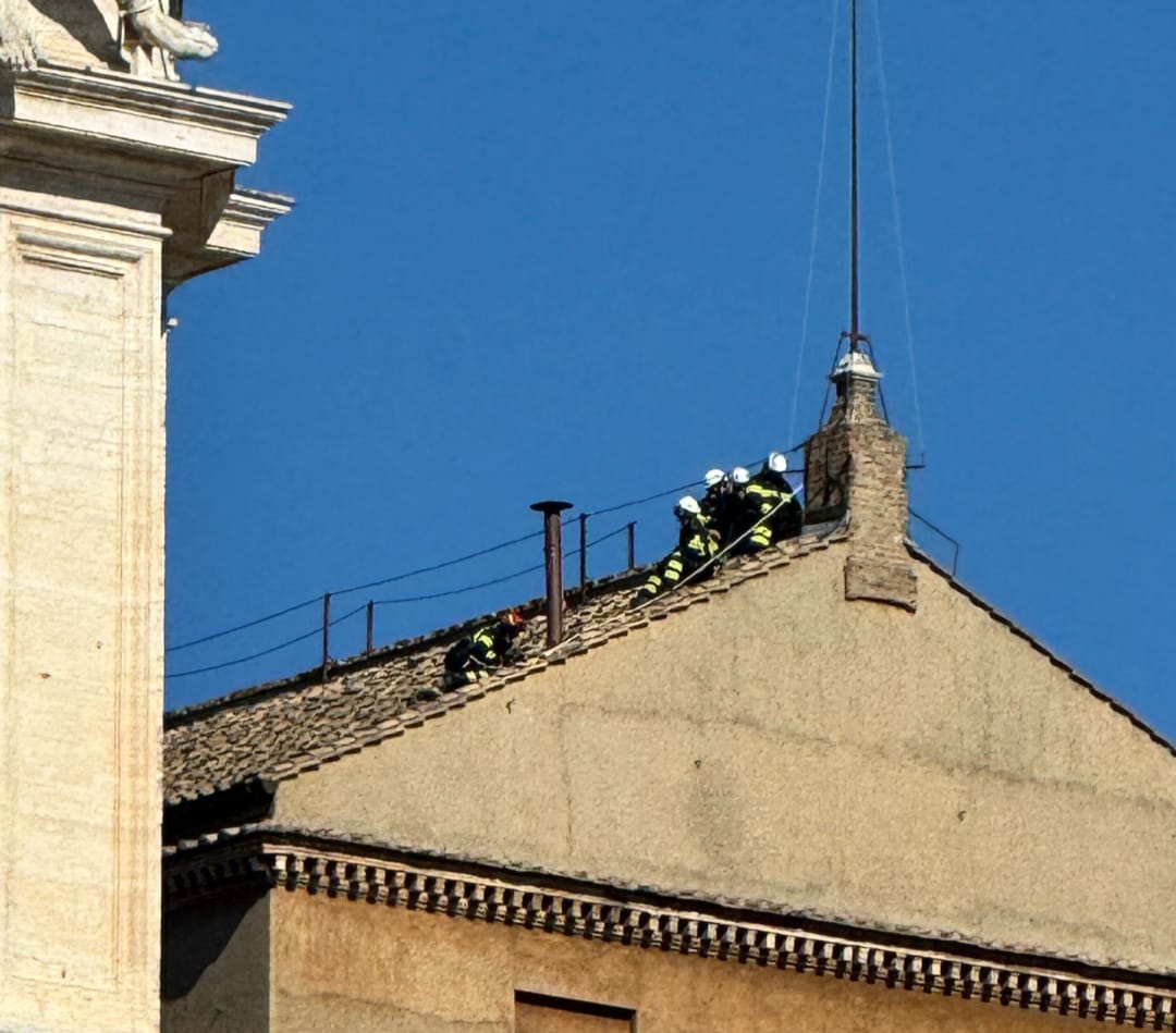 El Vaticano colocó la chimenea que anunciará la elección del nuevo Papa ...