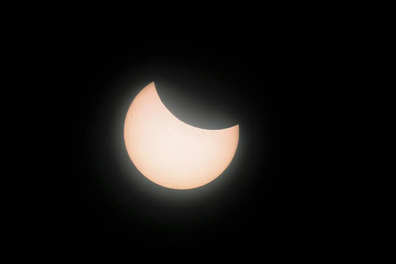 El último eclipse solar de 2025 iluminará el cielo este 21 de ...